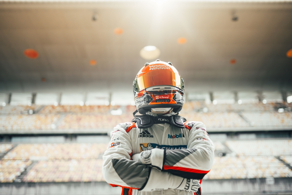 Perbedaan Helm Balap Mobil dan Balap Motor