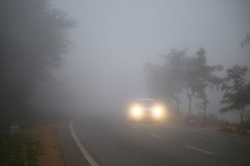 Tips Aman Lewati Kabut dan Asap Saat Mengemudi
