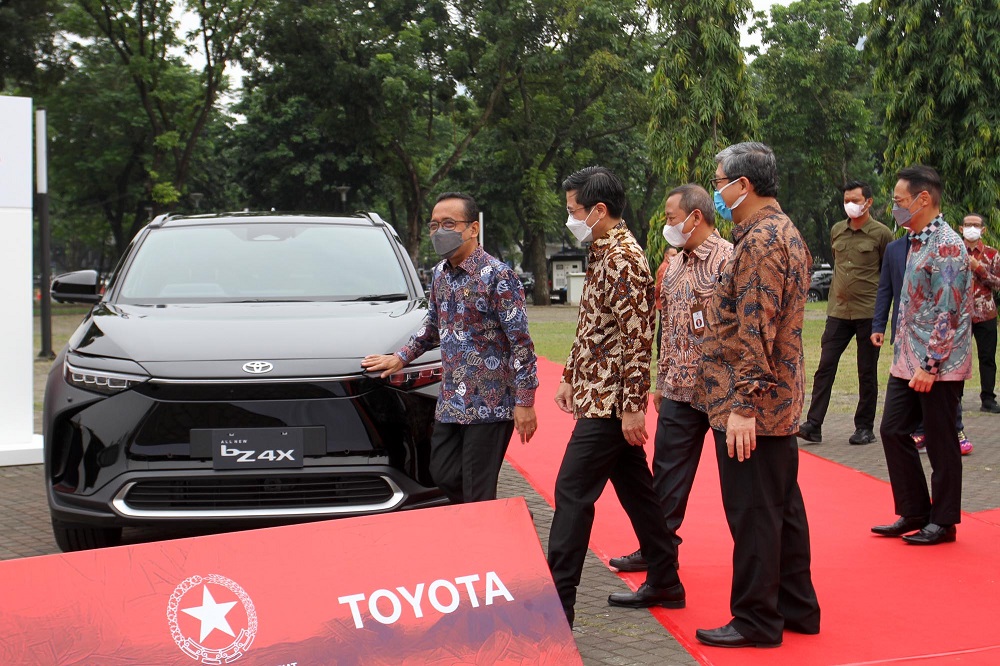 Toyota bZ4X Jadi Kendaraan Resmi KTT G20, Sudah Dijual Resmi? - SEVA