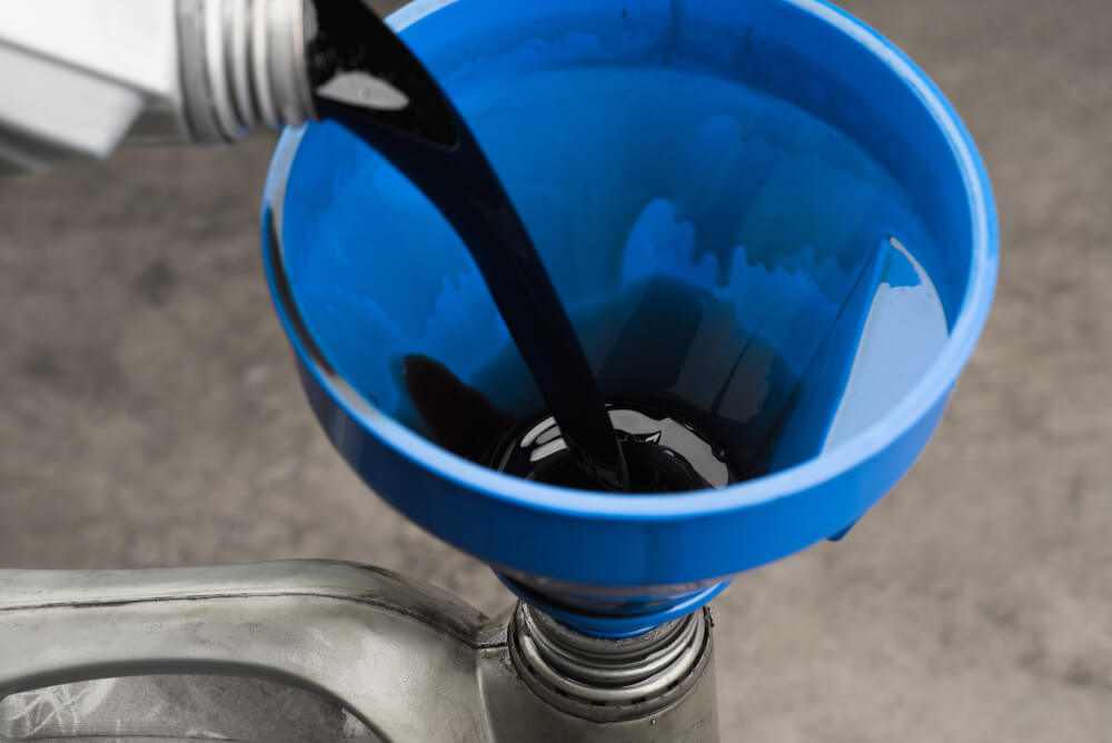 Cara Buang Limbah Oli Mobil Jika Menggantinya di Rumah - SEVA