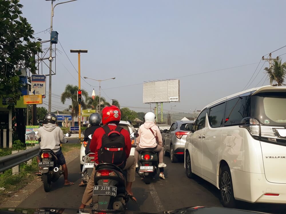 Kendaraan Prioritas Berada di Lampu Merah, Apakah Tetap Harus Diberikan ...