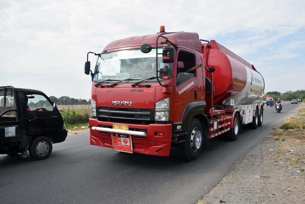 Hindari Bahaya Berada di Samping Truk Besar Akibat Ban Meletus